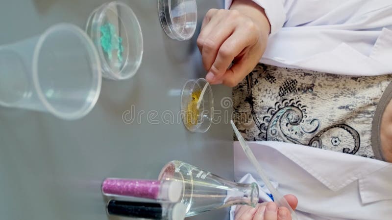 Cientista Hembra Vertiendo Líquido De La Pipeta Sobre La Placa De Petri ... Cientista Hembra Vertiendo Líquido De La Pipeta Sobre La Placa De Petri ...