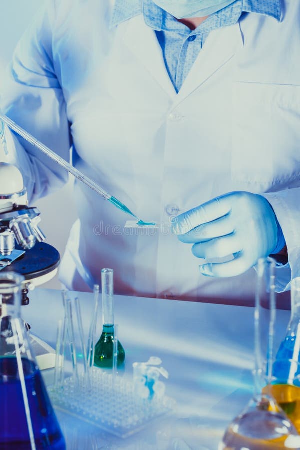 O cientista está pensando imagem de stock. Imagem de chemistry - 111429537