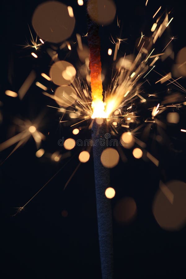 Cierge Magique De Lit Sur Le Fond Noir Image stock - Image du ...