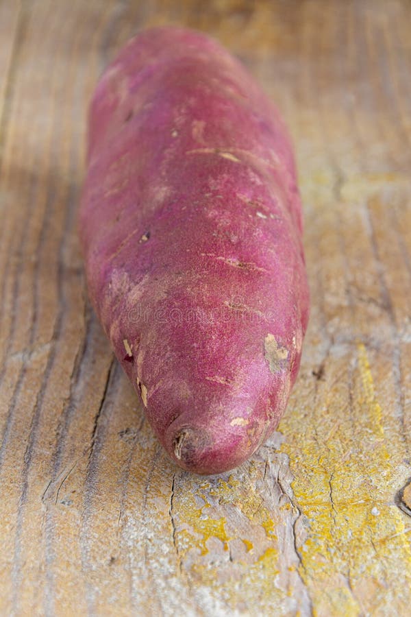 Cierre De La Batata Roja En Madera Desgastada En Vertical Imagen de ...