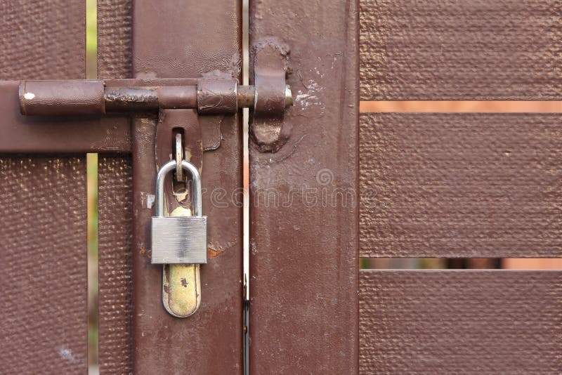 Cierre De Puerta Con El Candado Imagen de archivo - Imagen de bisagra ...