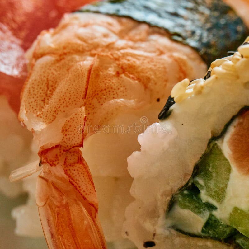 Cierre De Sushi Con Cola De Cangrejo Cocido Y Algas Imagen de archivo ...