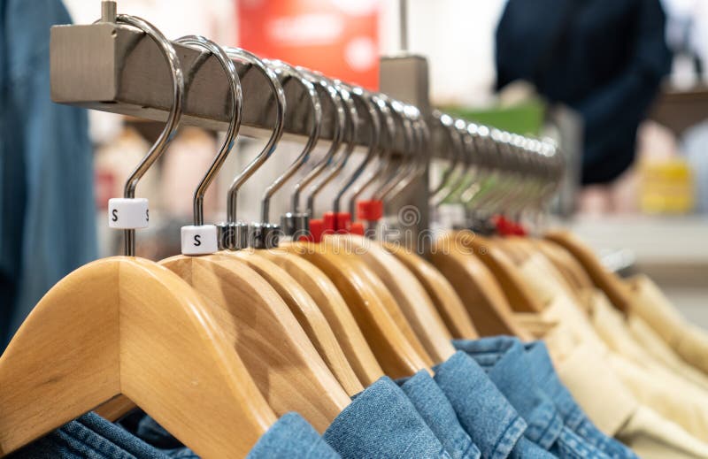 Cierre Las Perchas De Ropa En El Rack Foto de archivo - Imagen de ...