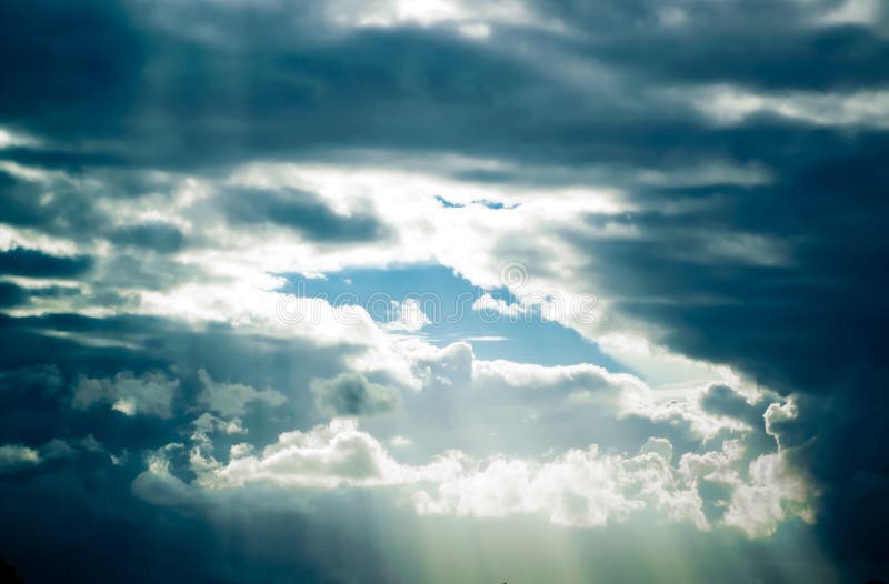 Cieux nuageux image stock. Image du faisceau, fond, facilité - 5804851