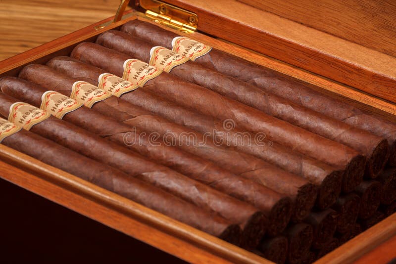 Rhum et cigare cubains image stock éditorial. Image du cuba - 51899604