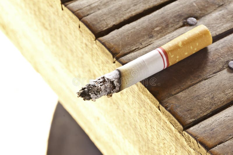Cigarett arkivfoto. Bild av stängning, missbrukade, grupp - 34764994