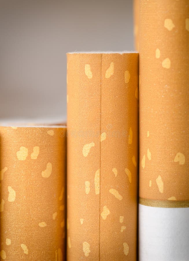 Tabac En Cigarettes Avec Un Filtre Brun Image stock - Image du ...