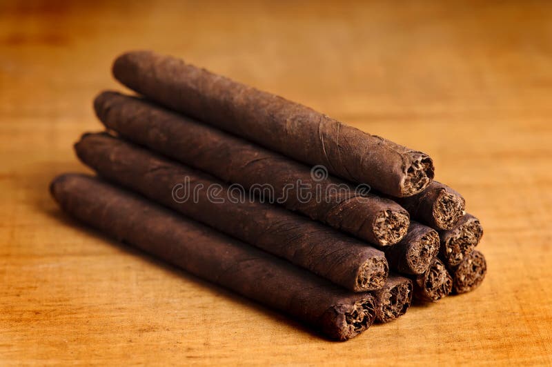 Cigarillo fotografia stock. Immagine di avana, sigaretti - 17686328