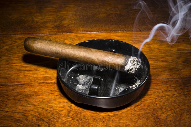 Cigarr i askfat fotografering för bildbyråer. Bild av sjukligt - 43694861