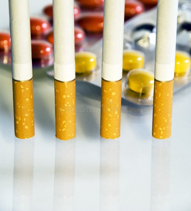 Cigarro e comprimidos imagem de stock. Imagem de social - 4636711