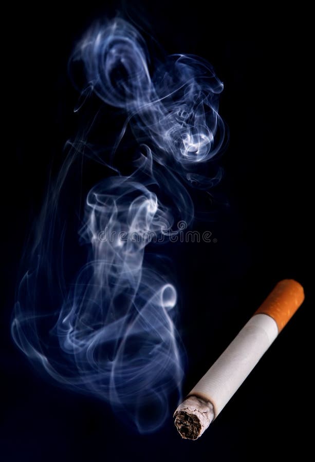 Cigarro e fumo imagem de stock. Imagem de cigarro, escuro - 8130935