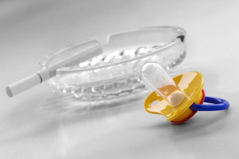 Cigarro e pacifier foto de stock. Imagem de fumo, perigo - 2831126