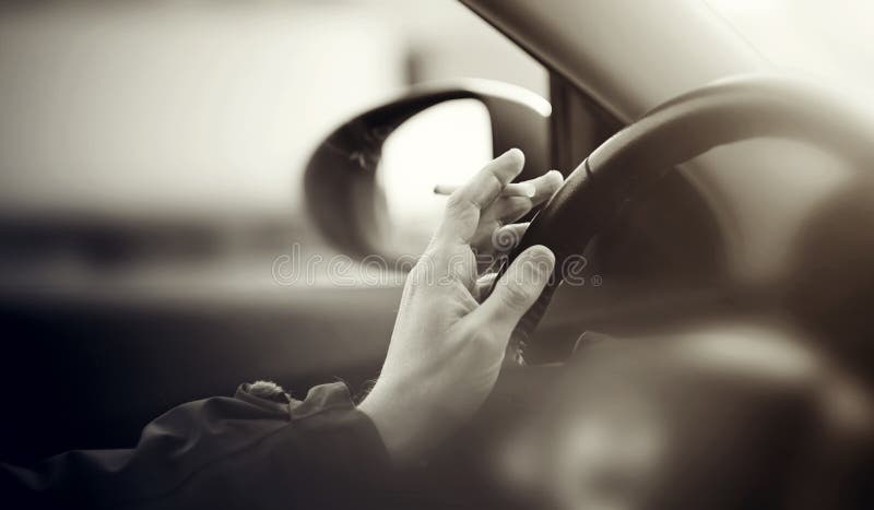 Cigarros De Fumo Ao Conduzir Foto de Stock - Imagem de fumante, borrado ...