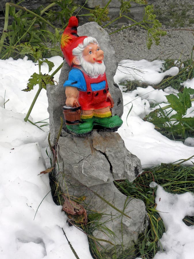 Afbeelding Van Een Dwerg in De Tuin Stock Foto - Image of tuin ...