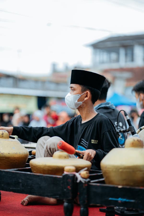 Indonesian Traditional Javanese Gamelan Players Stock Photos - Free ...
