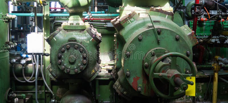 Cilindri D'annata Di Compressione Del Gas Fotografia Stock - Immagine ...