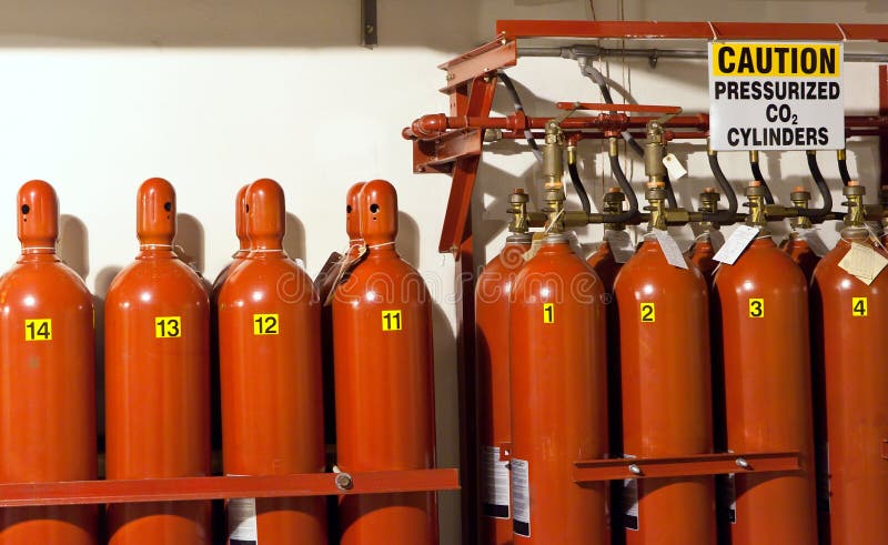 Gas Butano Color Naranja. Estanterías Para Gas Naranja Foto de archivo ...