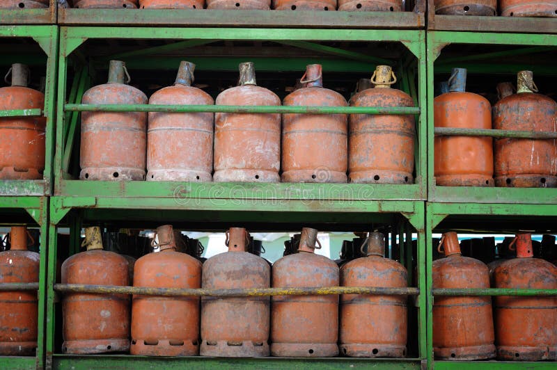 Gas Butano Color Naranja. Estanterías Para Gas Naranja Foto de archivo ...