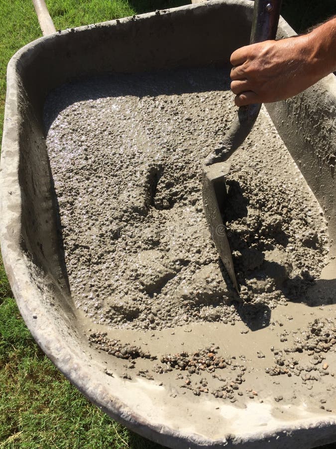 Cimento Misturado Na Bacia No Canteiro De Obras Imagem de Stock ...