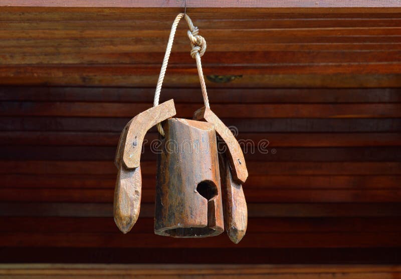 Cincerro De Madeira Velho Que Pendura Na Parede Foto de Stock - Imagem ...