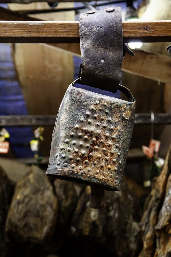 Cincerro Velho E Oxidado Do Metal Foto de Stock - Imagem de velho ...