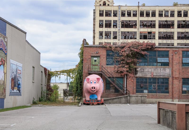 Cincinnati Pink Pig editorial photo. Image of antiques - 305489211