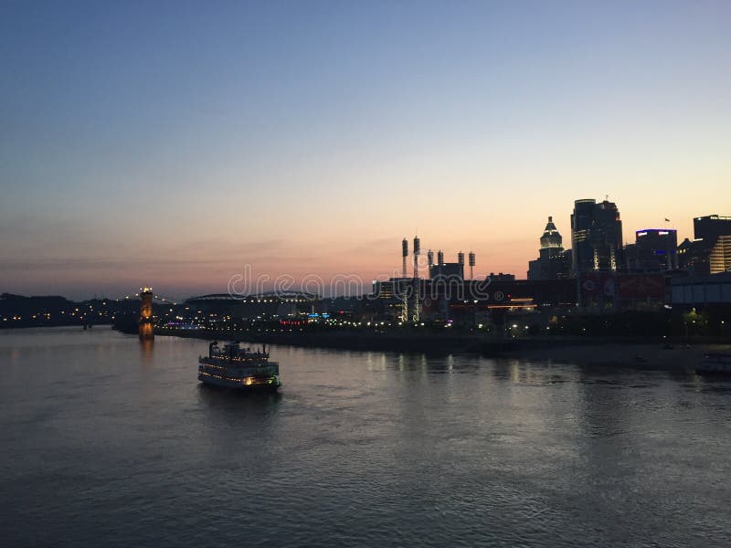 Cincinnati Skyline at Sunset Editorial Stock Image - Image of setting ...