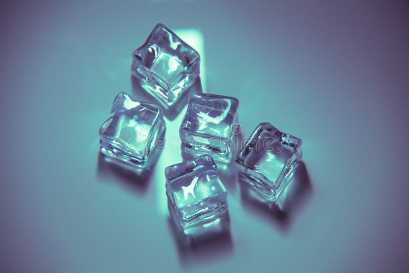 Cinco Cubos De Gelo Coloridos, No Fundo Neutro Imagem de Stock - Imagem ...