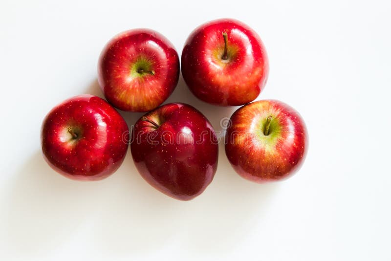 Cinco Manzanas En Diversas Etapas Del Decaimiento Foto de archivo ...