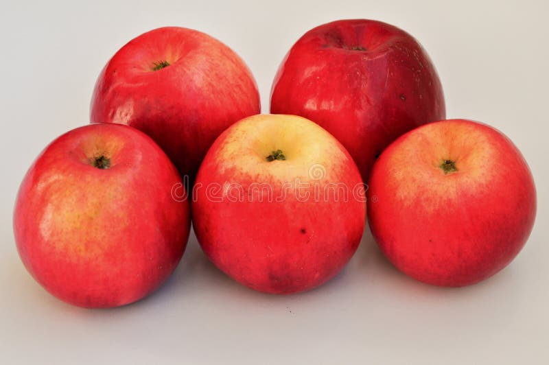 Cinco manzanas rojas foto de archivo. Imagen de cosecha - 112687984