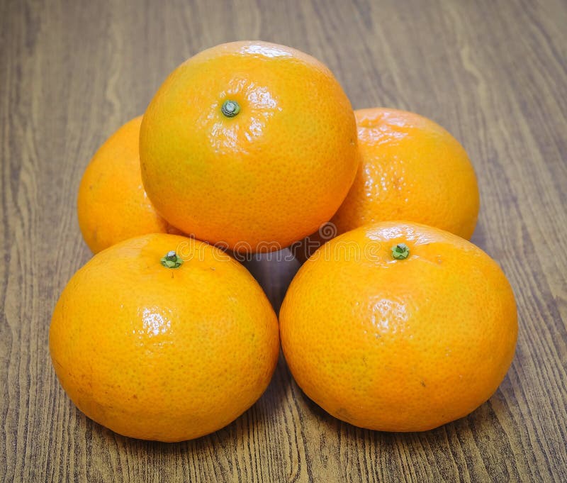 Cinco Naranjas Frescas Fotos de stock - Fotos libres de regalías de ...