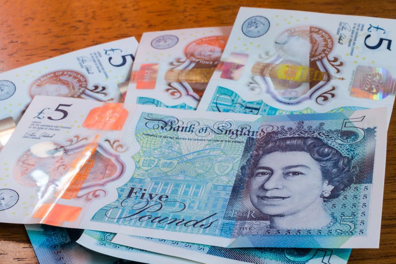 As Cinco Notas Novas Da Libra Em Um Sepia De Madeira Da Tabela E ...