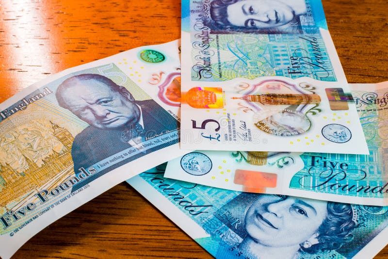 Cinco Notas Novas Da Libra Em Uma Tabela De Madeira G Foto Editorial ...