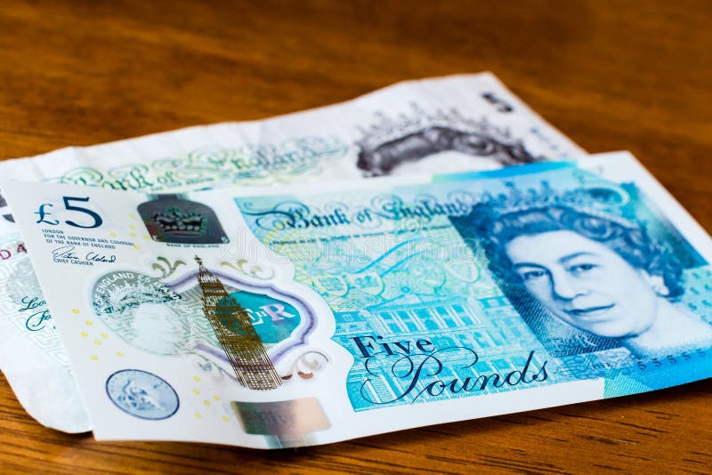 As Cinco Notas Novas Da Libra Em Um Sepia De Madeira Da Tabela E ...