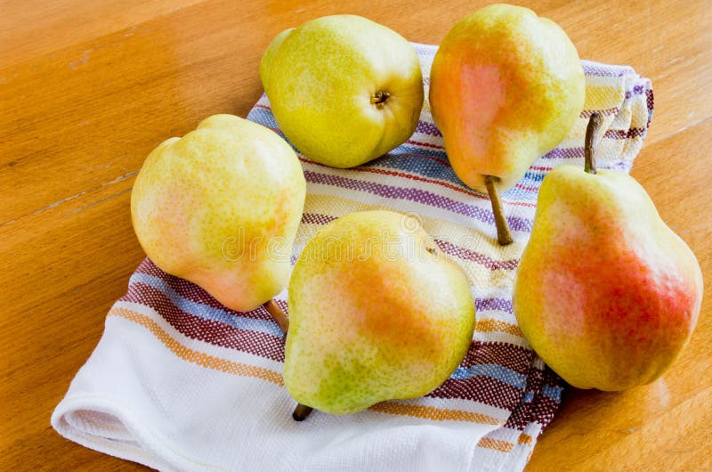 Cinco peras foto de stock. Imagem de delicioso, lanche - 19517434