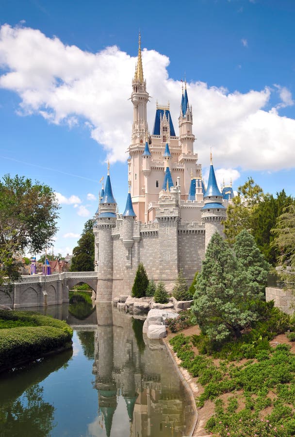 Crystal Clear View of Cinderella S Castle, Walt Disney World. Editorial ...