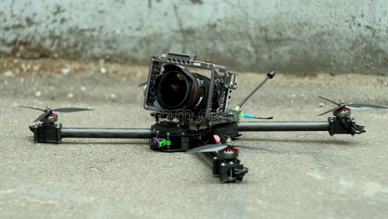 Cinema fpv dron fotografía editorial. Imagen de carrera - 226884357