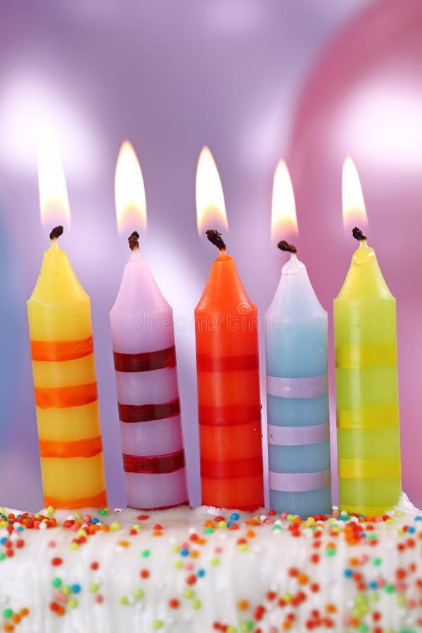 Cinq Bougies D'anniversaire Image stock - Image du flamme, pourpré ...