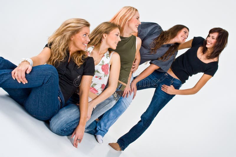 Cinque Donne Che Hanno Divertimento Immagine Stock - Immagine di bello ...