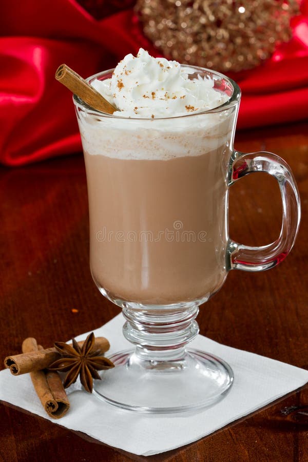 Cioccolata Calda Guarnita Con Panna Montata Fotografia Stock - Immagine ...