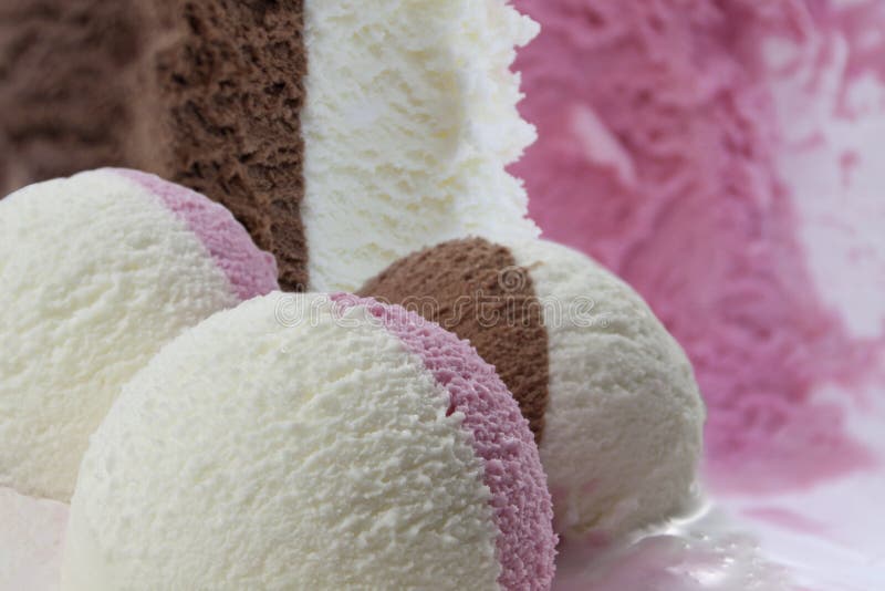 Cioccolato Della Vaniglia E Gelato Della Fragola Immagine Stock ... Cioccolato Della Vaniglia E Gelato Della Fragola Immagine Stock ...