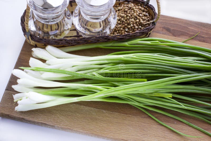 Cipolla Verde Su Un Tagliere Fotografia Stock - Immagine di nero ...