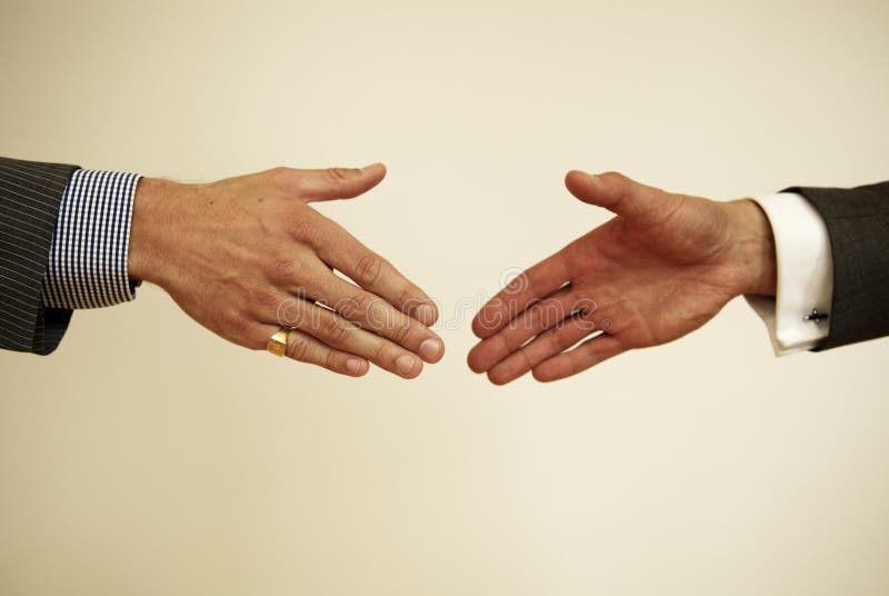 Due Mani Femminili Circa Per Stringere Le Mani Immagine Stock ...