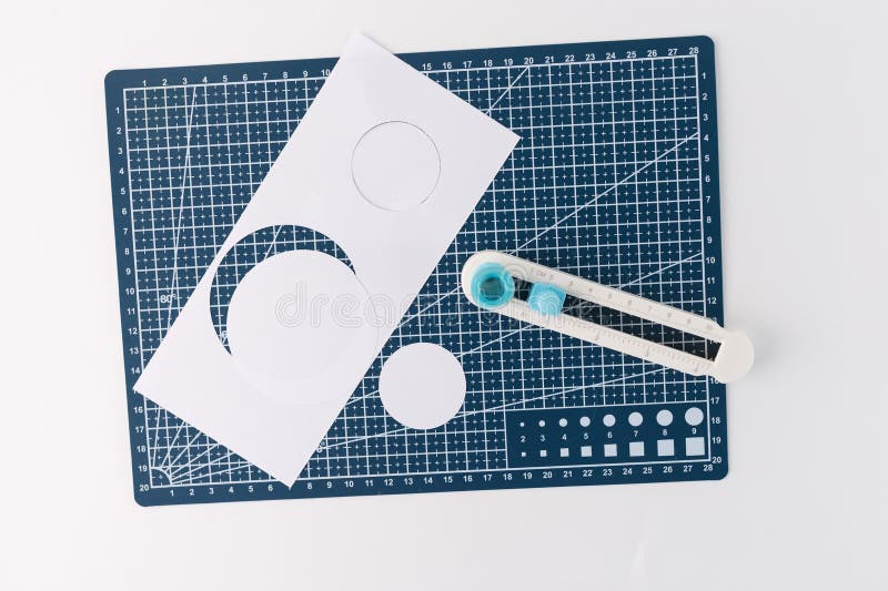 The Circle Cutter Tool Has a Sliding Mechanism with Measurements in ...