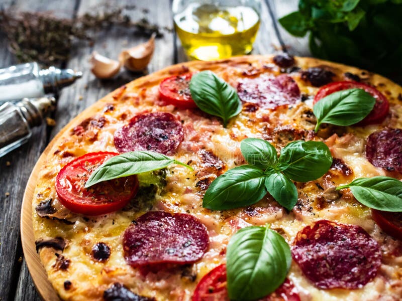 Circular Pizza De Pepperoni Com Mozzarella Salami E Tomates Sobre Mesa ...