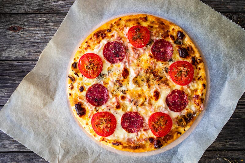 Circular Pizza De Pepperoni Com Mozzarella Salami E Tomates Sobre Mesa ...