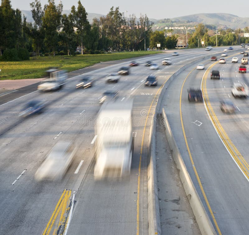 Circulation d'autoroute image stock. Image du cargaison - 17918507