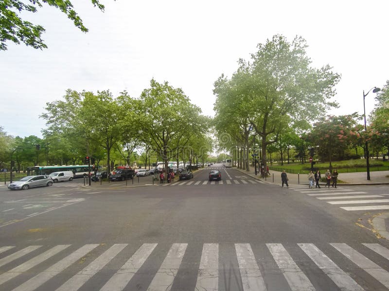Circulation Dans Les Rues De Paris Photo stock éditorial - Image du ...