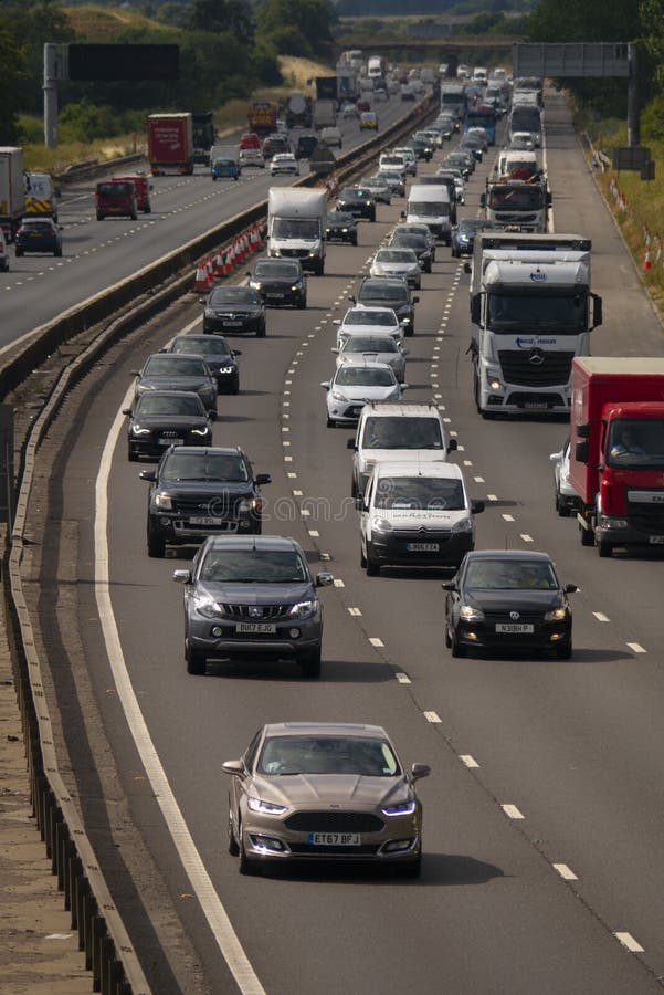 Circulation Dense Sur L'autoroute M1 Photo éditorial - Image du route ...