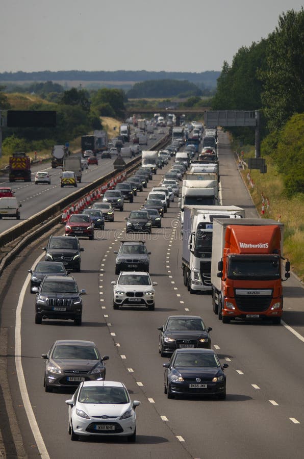 Circulation Dense Sur L'autoroute M1 Photo éditorial - Image du route ...